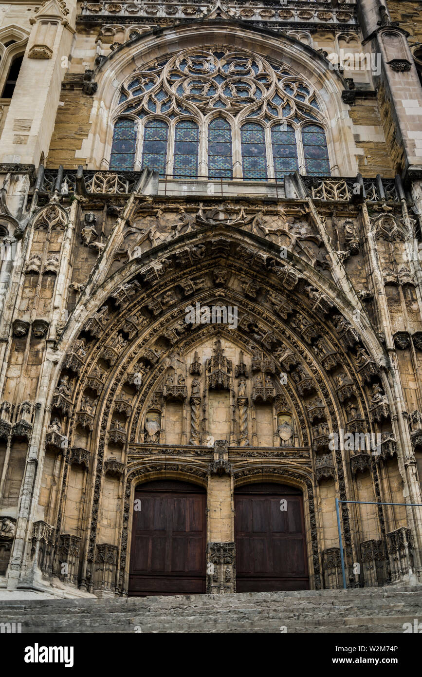 Medieval roman catholic church hi-res stock photography and images - Alamy