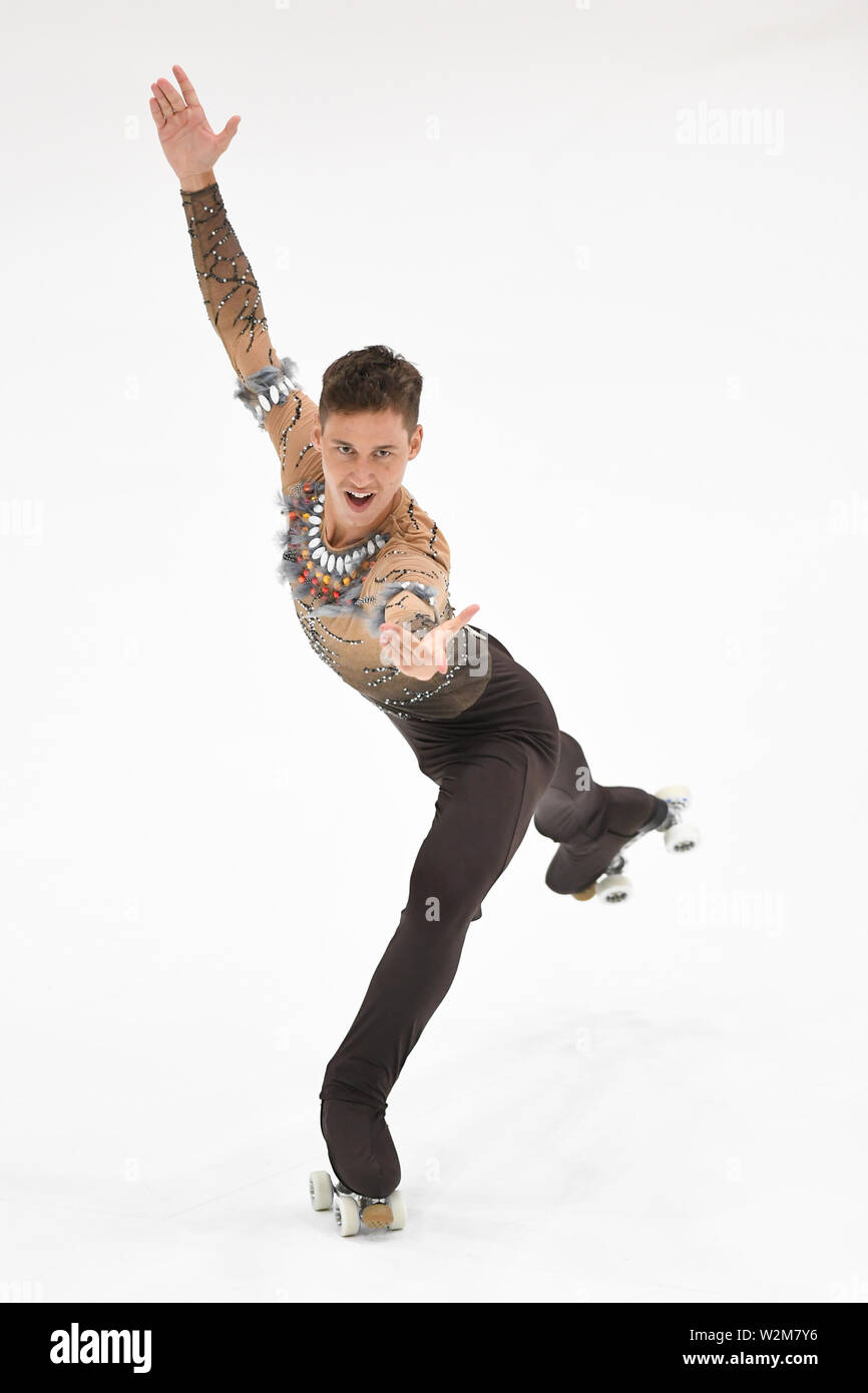 Senior men solo dance hi-res stock photography and images - Alamy