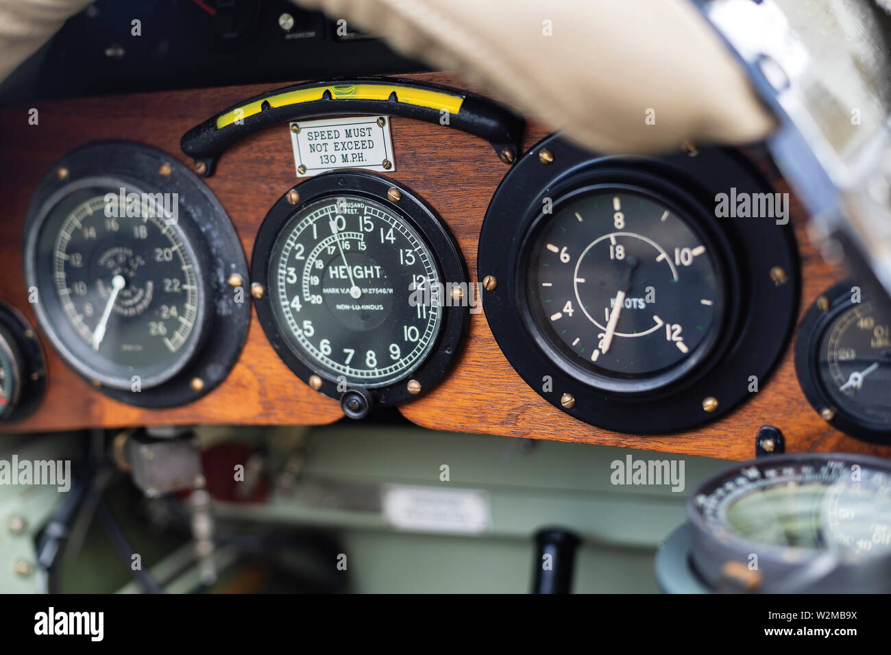 Vintage plane cockpit dials hi-res stock photography and images - Alamy