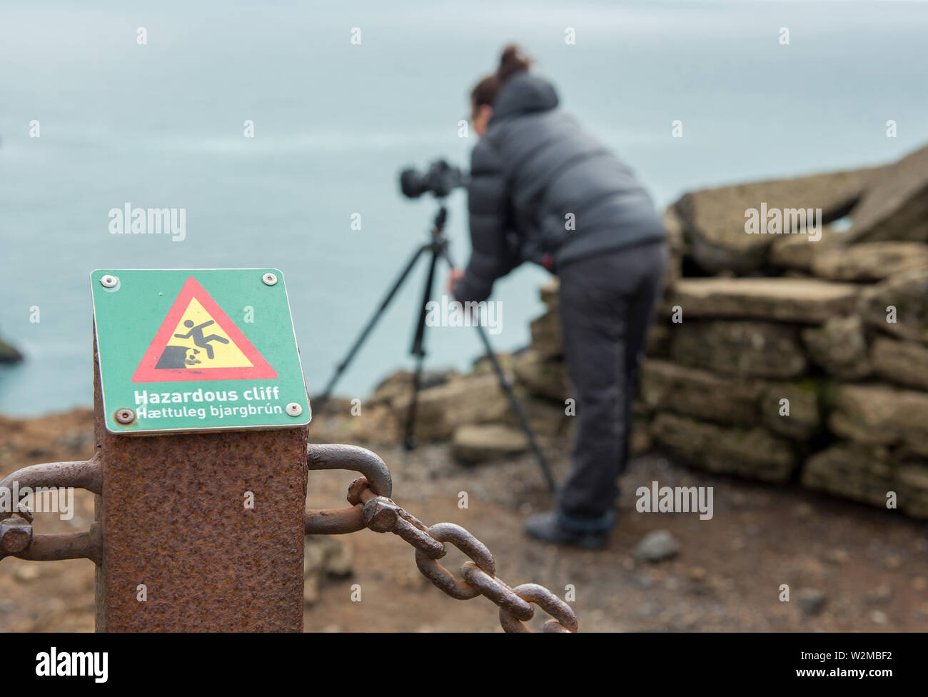 Caution falling stone warning sign hi-res stock photography and images ...