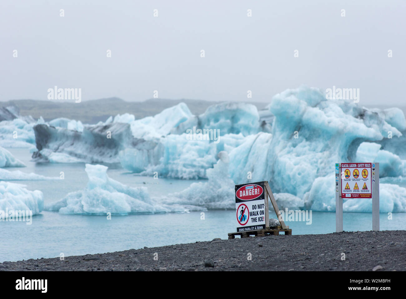 Icelandic attraction danger sign hi-res stock photography and images ...