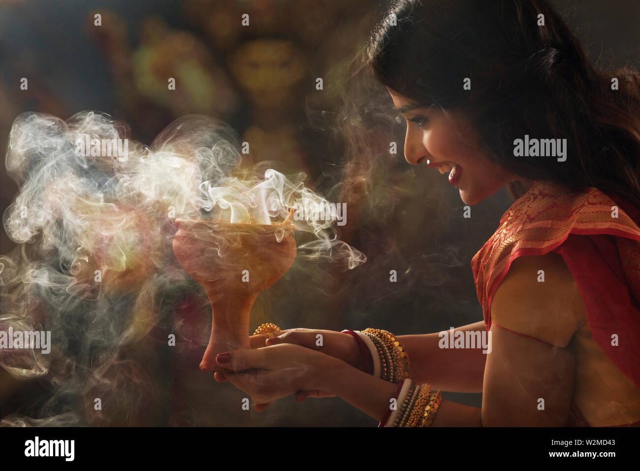 Bengali woman doing a Dhunuchi dance Stock Photo - Alamy