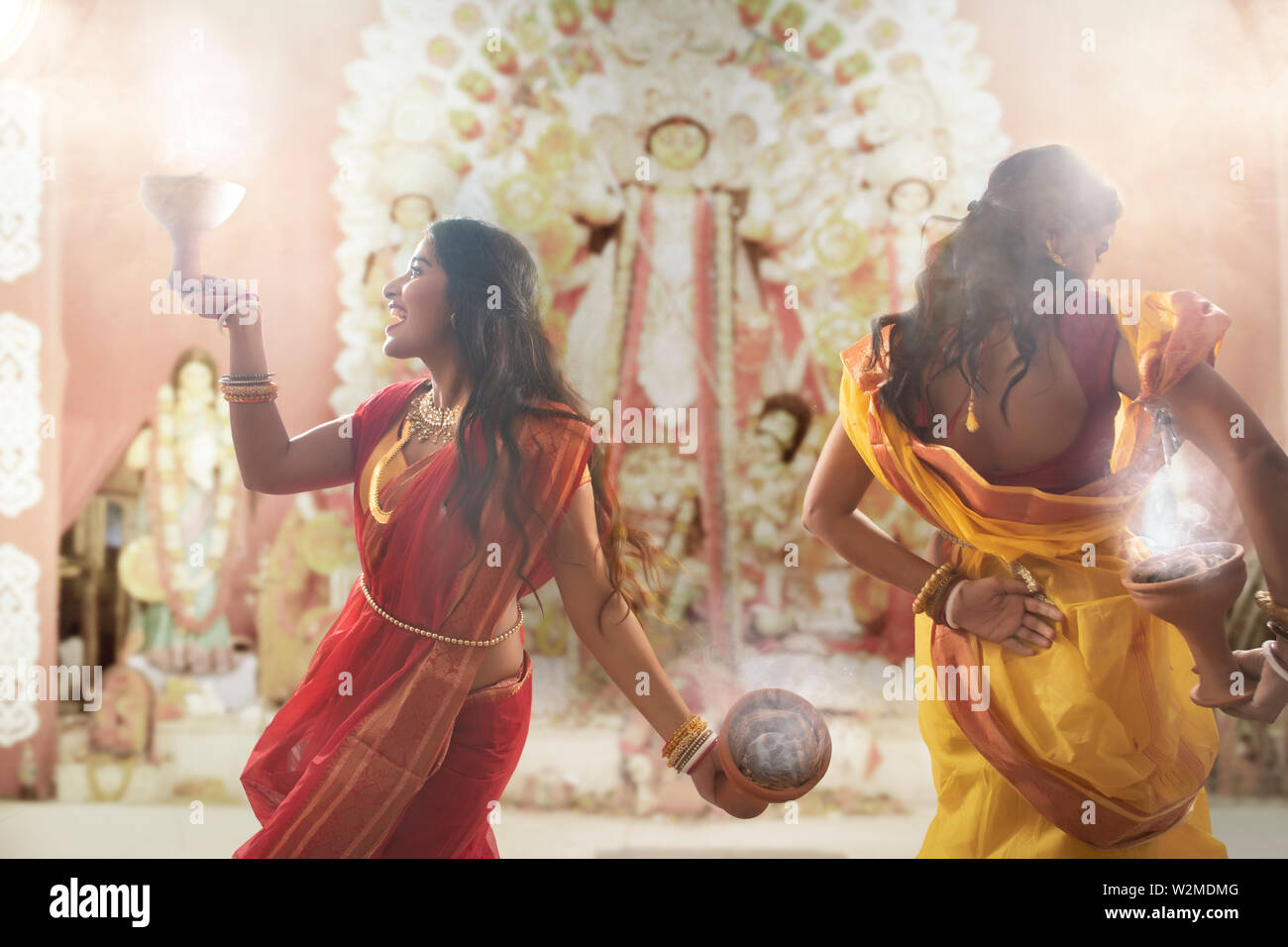 Dhunuchi dance of durga puja hi-res stock photography and images - Alamy