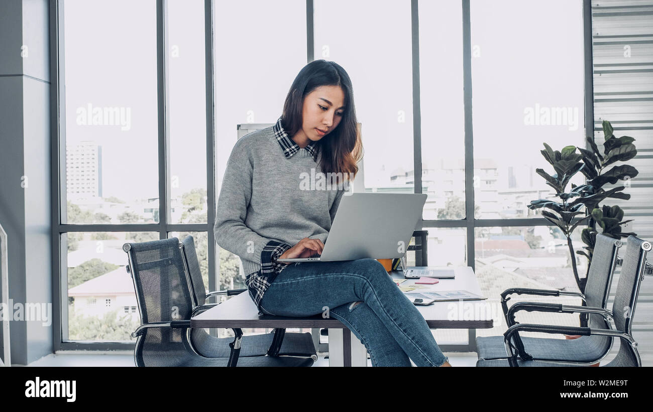 Whiteboard office team hi-res stock photography and images - Alamy