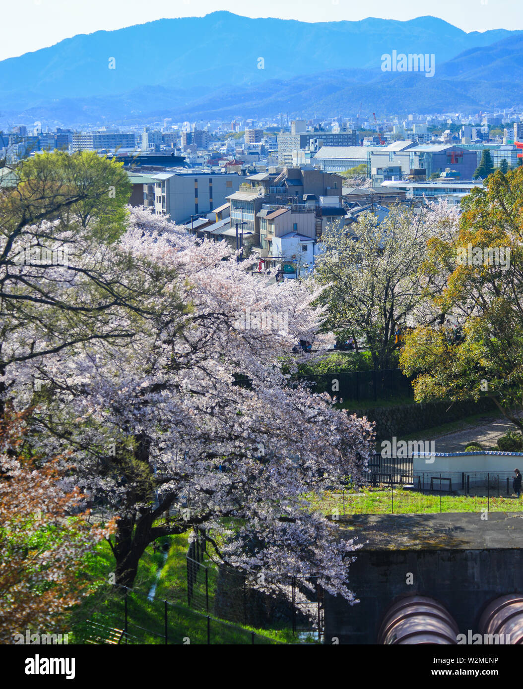 Historic urban street scene in kyoto hi-res stock photography and ...