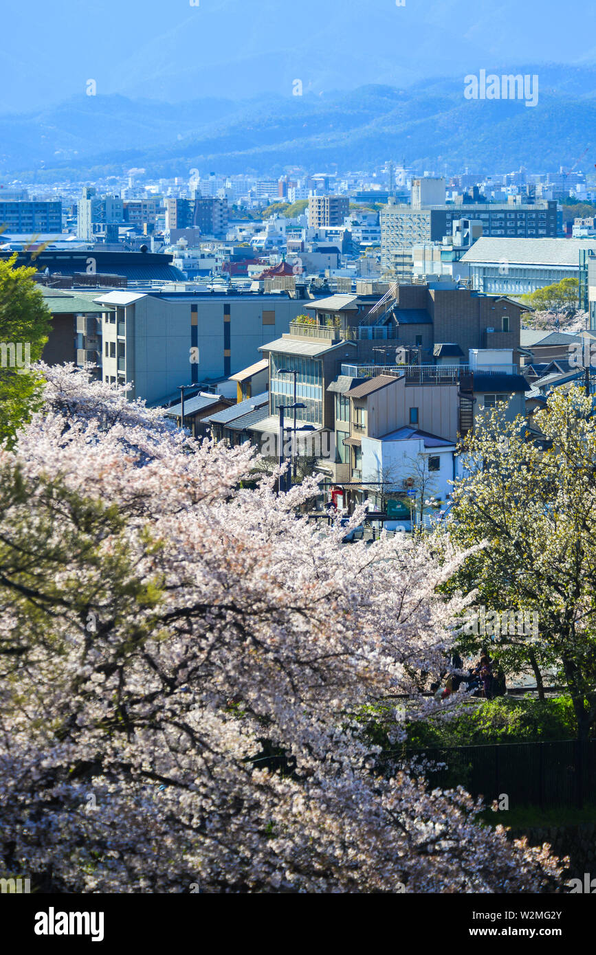 Historic urban street scene in kyoto hi-res stock photography and ...