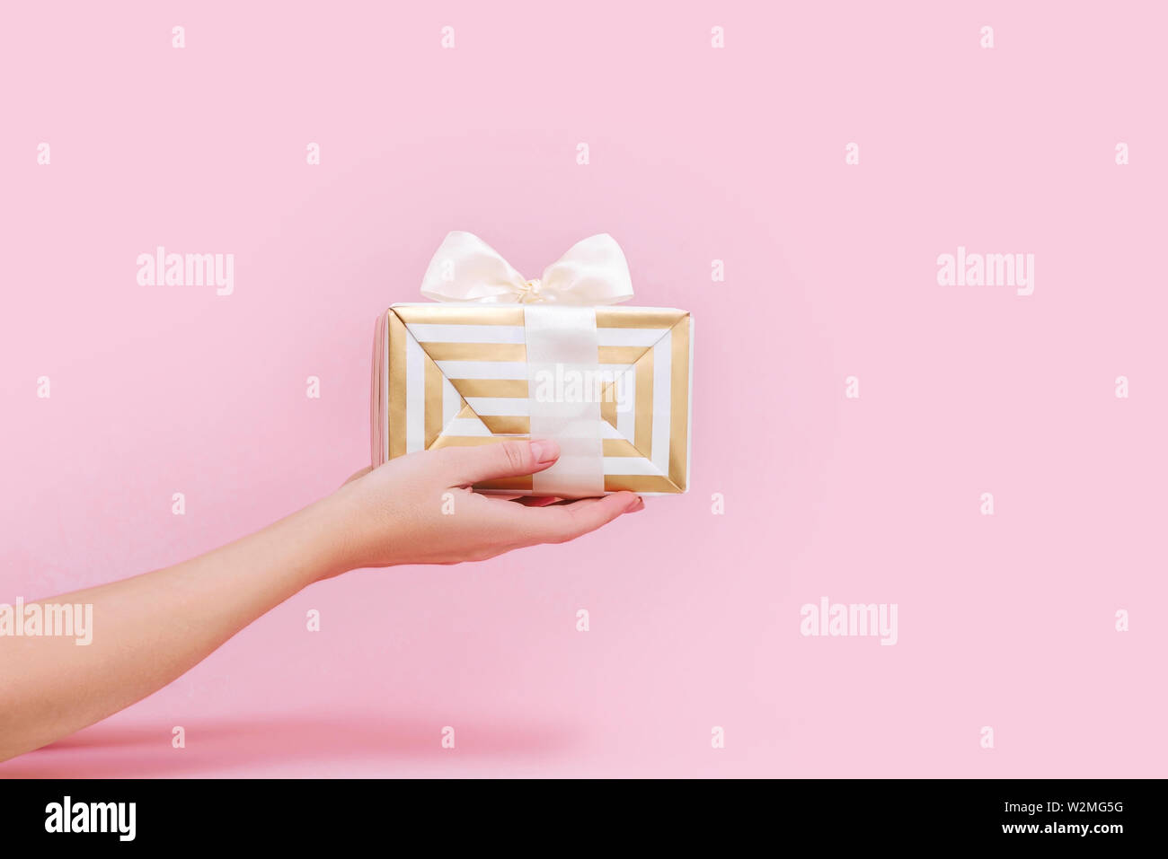 Womans hand holding present hi-res stock photography and images - Alamy