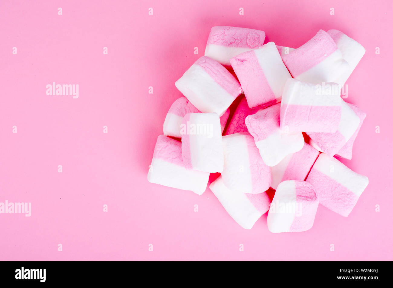 Colorful marshmallow on bright background. Fluffy marshmallows texture ...