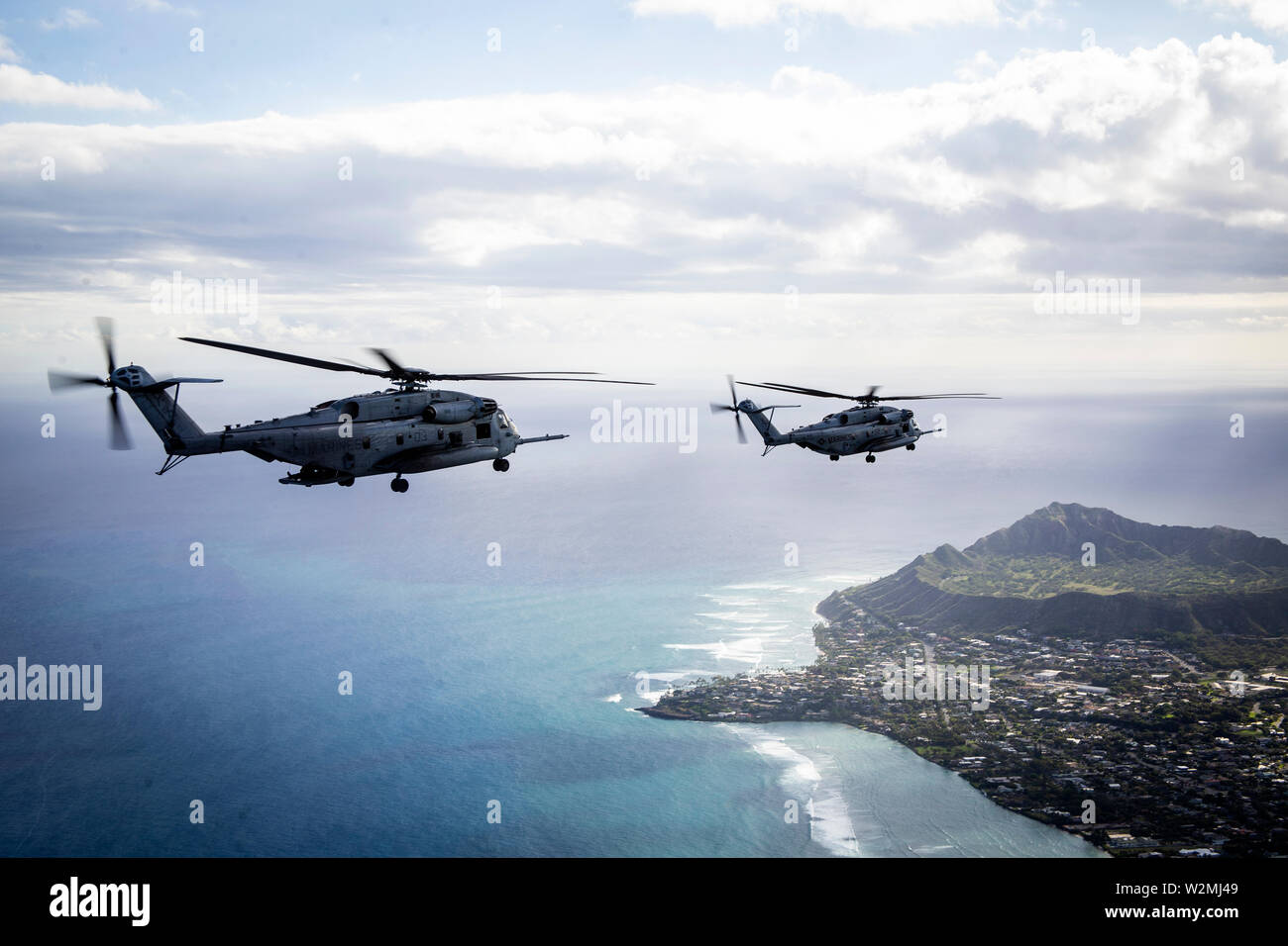 U.S. Marines with Marine Heavy Helicopter Squadron 463 (HMH-463 ...
