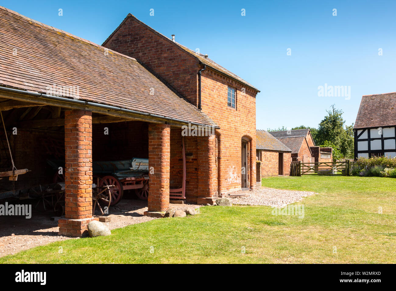 Old farm buildings uk hi-res stock photography and images - Alamy