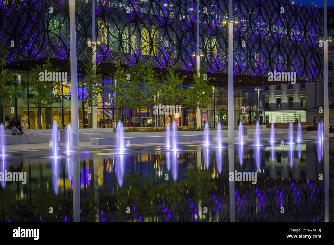 Birmingham new library reflected in water hi-res stock photography and ...