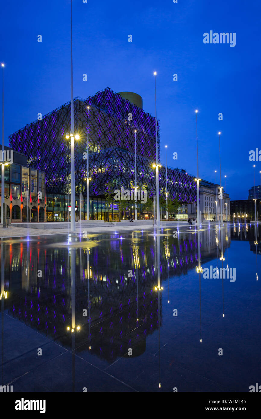 Birmingham New Library reflected in water in Centenary Square ...
