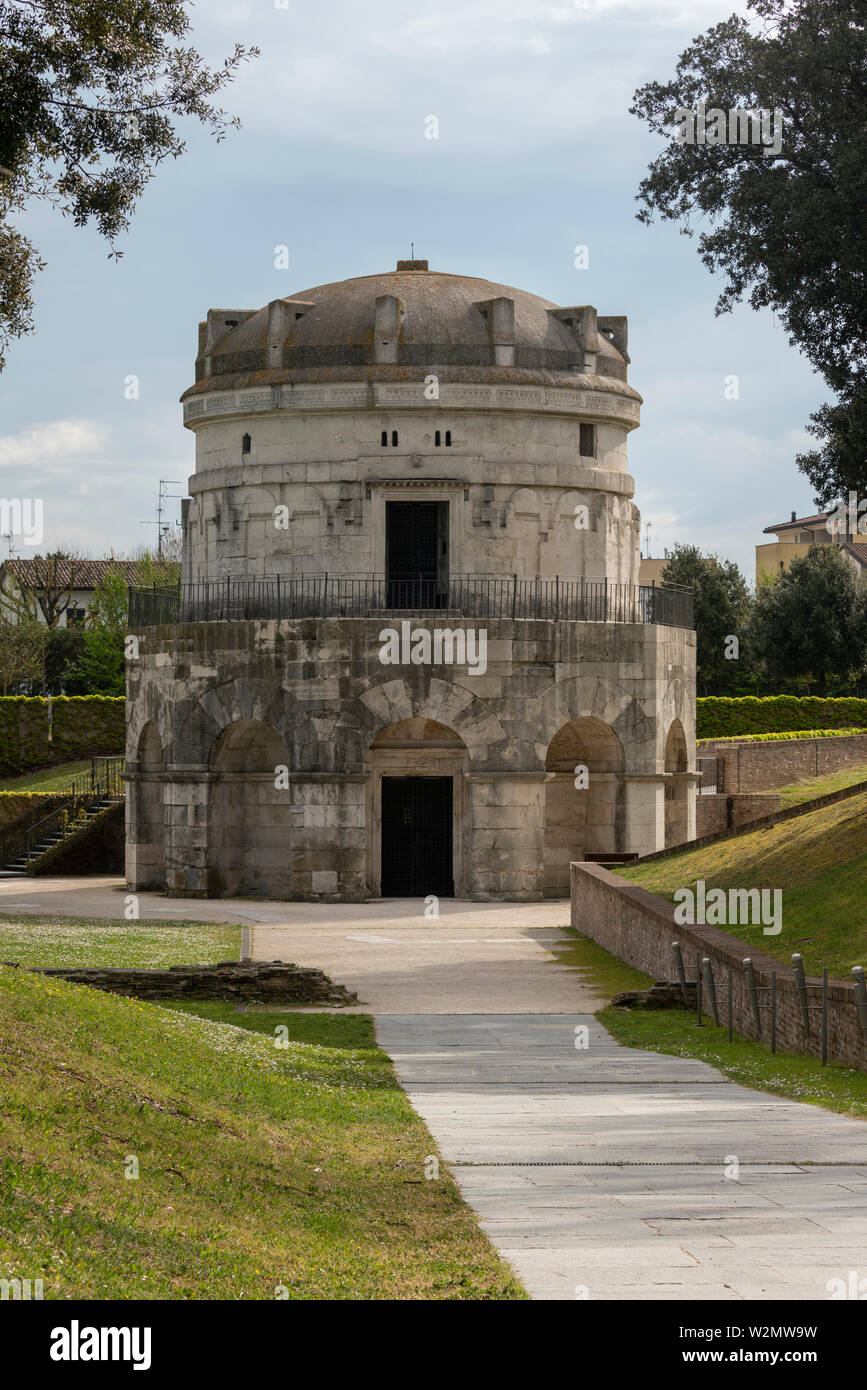 Ravenna, Mausoleum des Theoderich, Mausoleo di Teodorico, vor 526, Unten ein Zehneck, oben ...