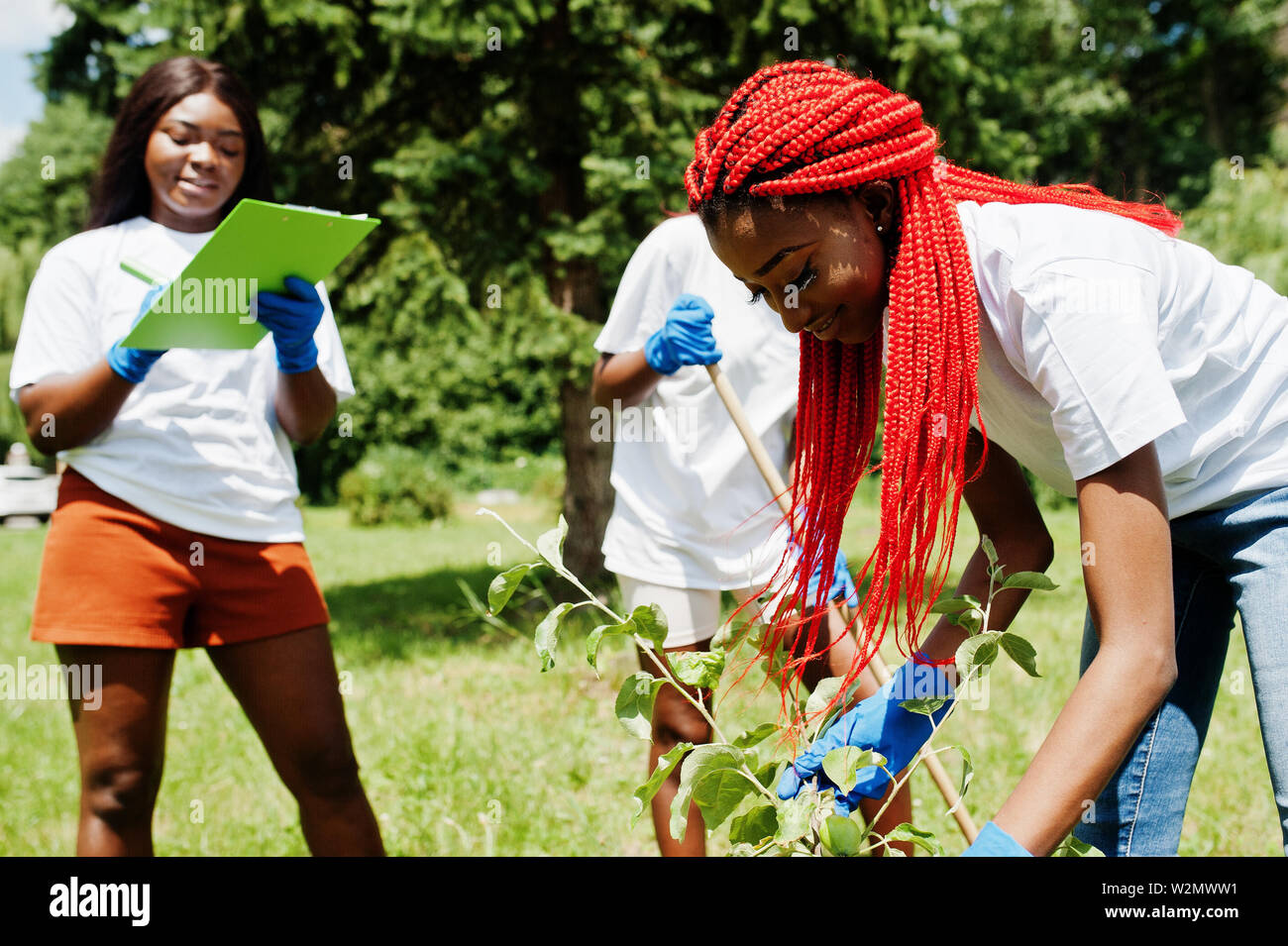 Teenager volunteering africa hi-res stock photography and images - Alamy