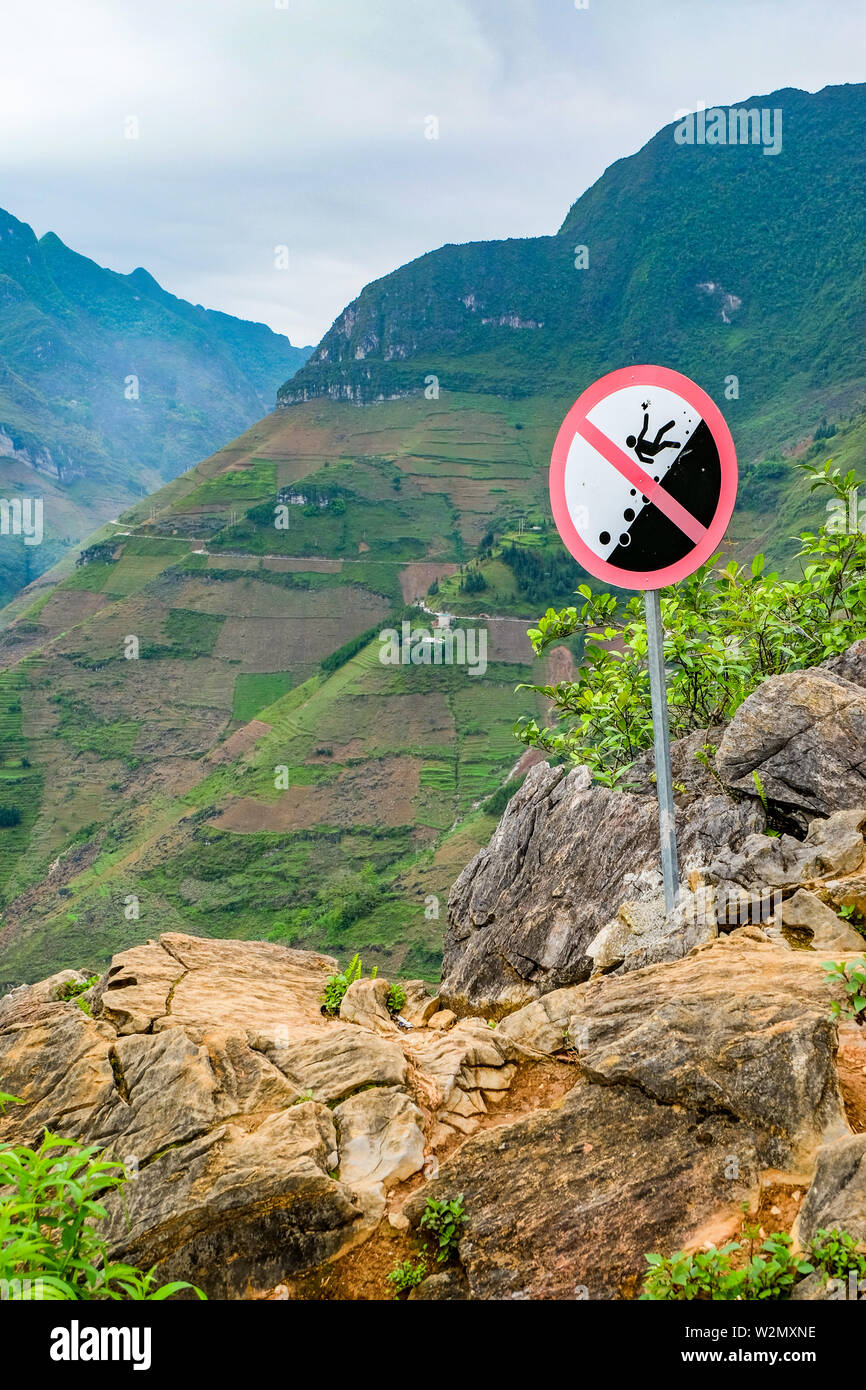 Warning sign loose rocks hi-res stock photography and images - Alamy