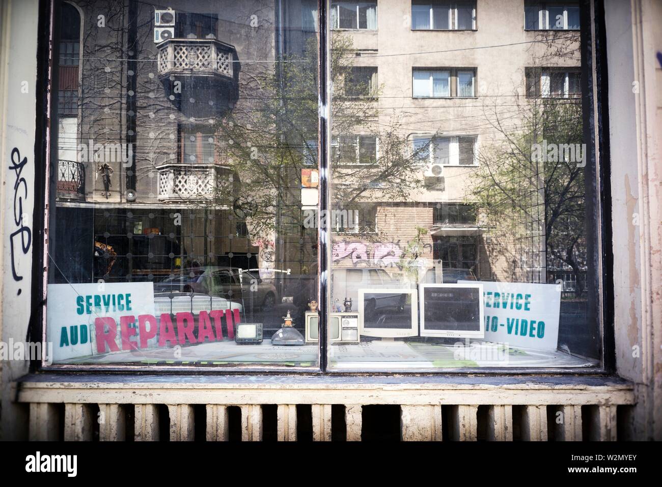 Tv shop window hi-res stock photography and images - Alamy