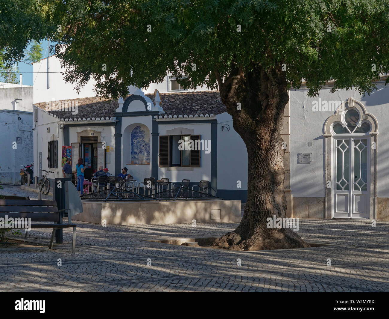 Old men talking at a bar hi-res stock photography and images - Alamy