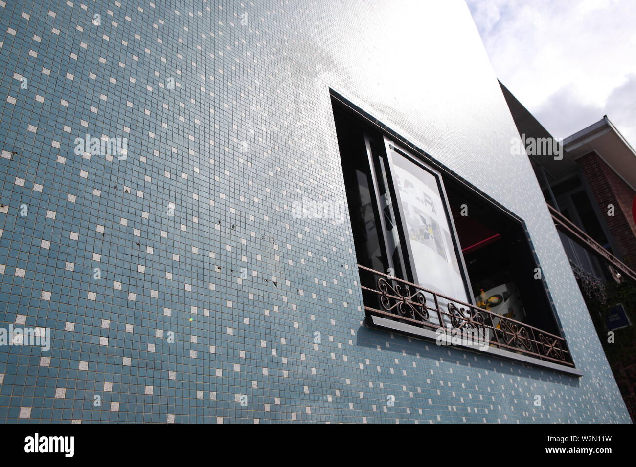 Sample of modern contemporary architecture in outside the box framing ...