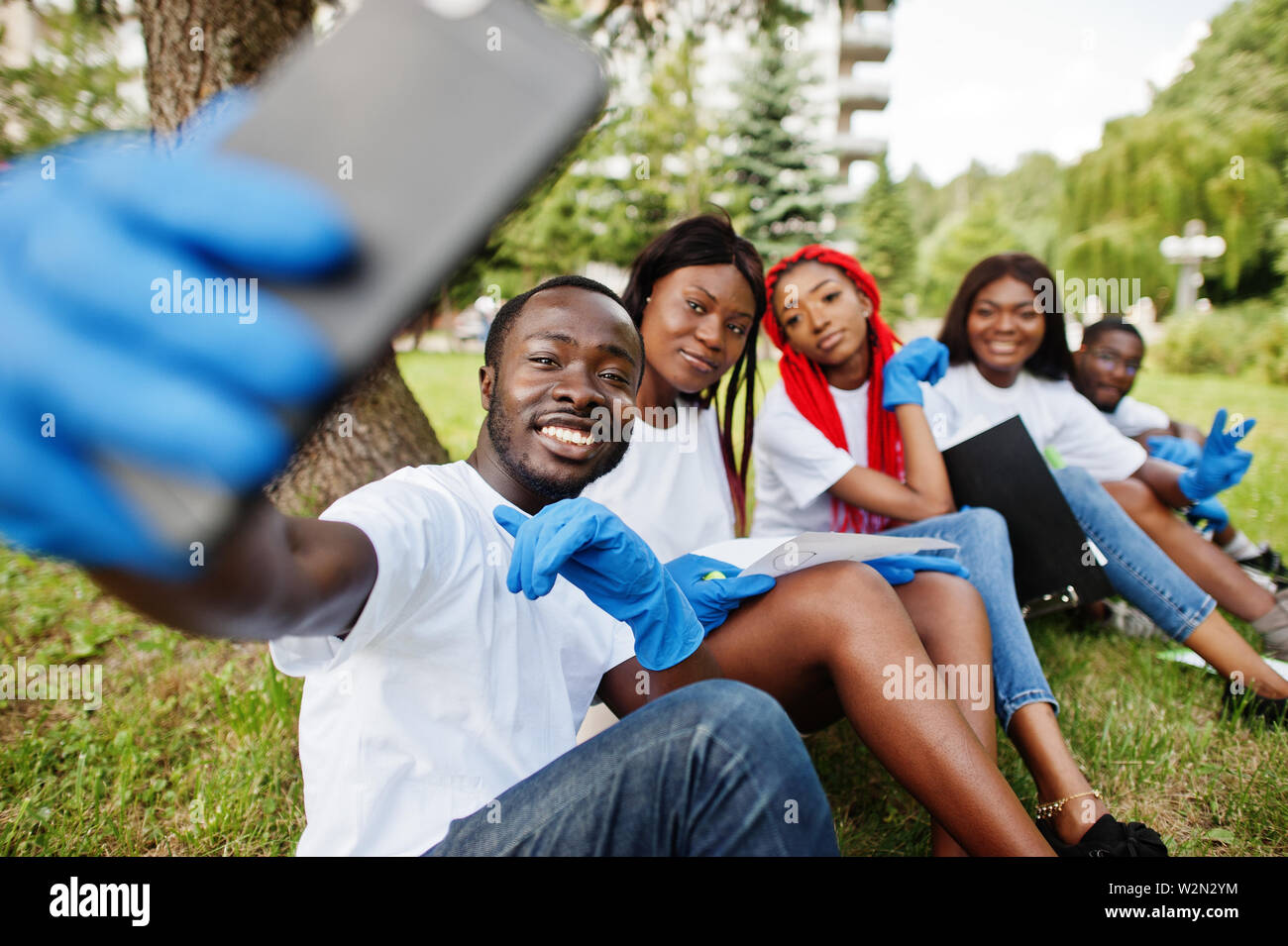 Group people sitting under tree africa hi-res stock photography and ...