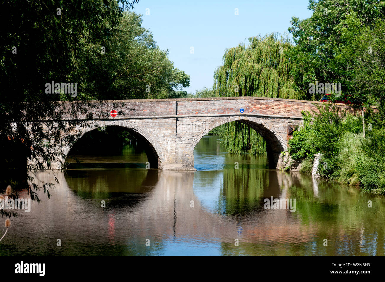 The bridge over the River Avon at Welford-on-Avon, Warwickshire, UK ...