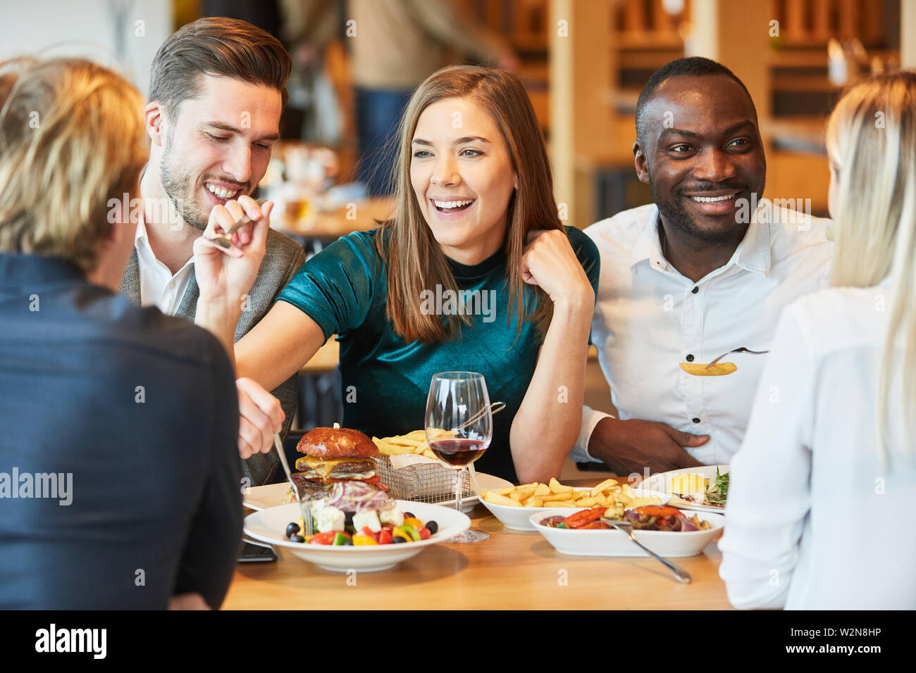 Group eat together restaurant hi-res stock photography and images - Alamy