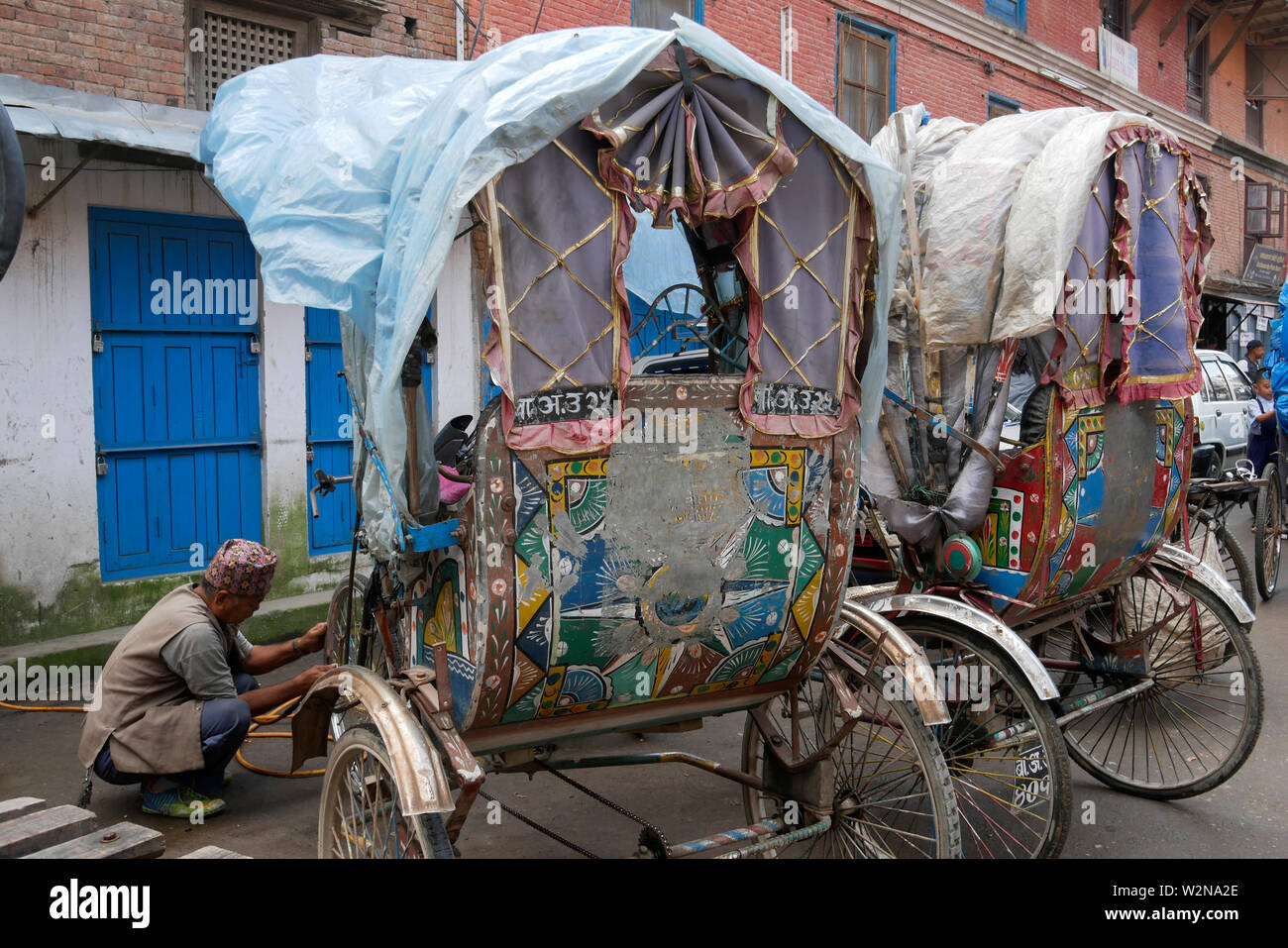 Rickshaws waiting for fares nepal hi-res stock photography and images ...