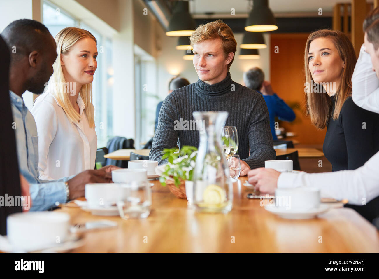 Having lunch with friends hi-res stock photography and images - Alamy
