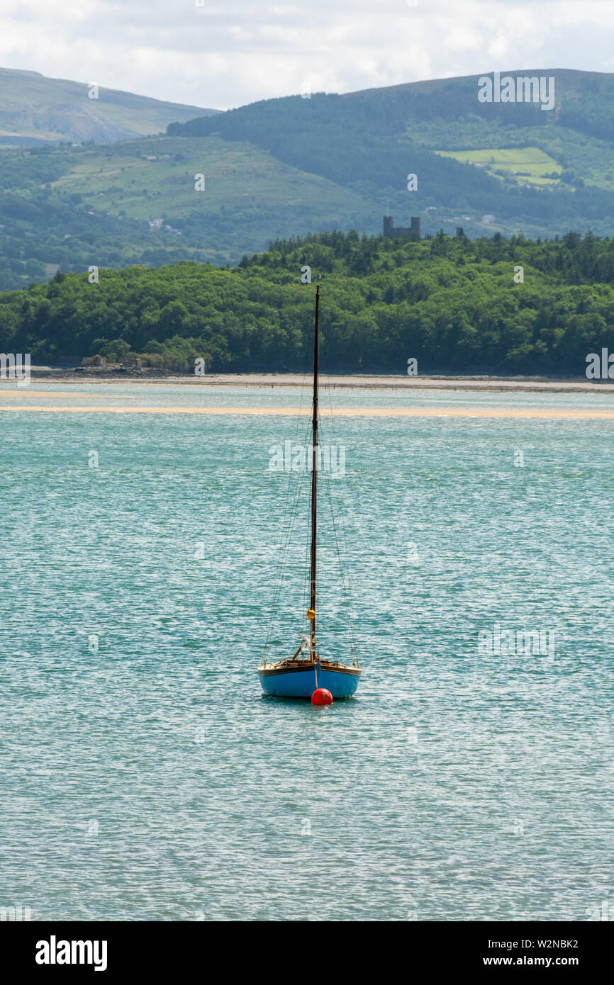 Boat sailing in menai straits hi-res stock photography and images - Alamy