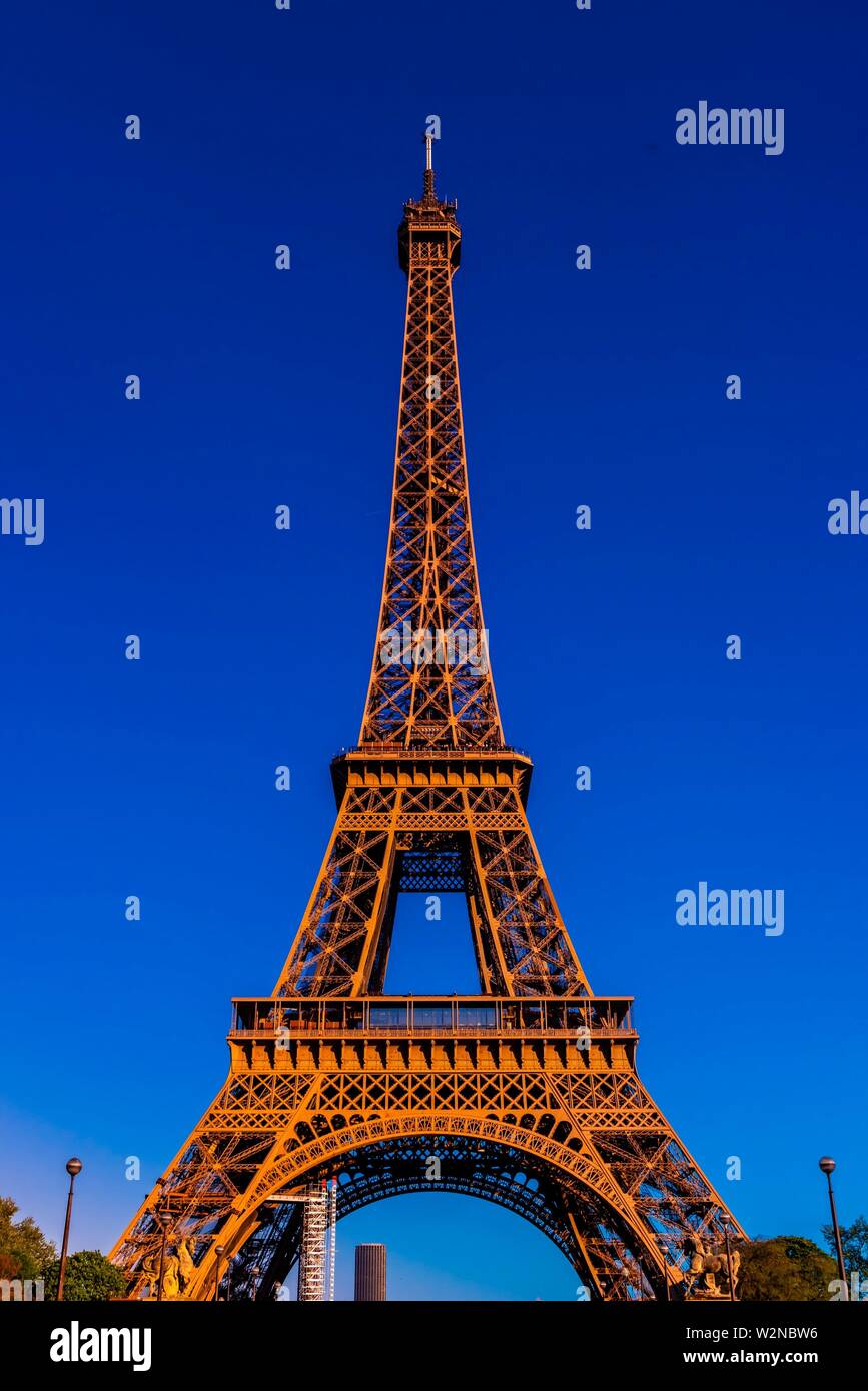 Iron Lattice Structure High Resolution Stock Photography and Images - Alamy