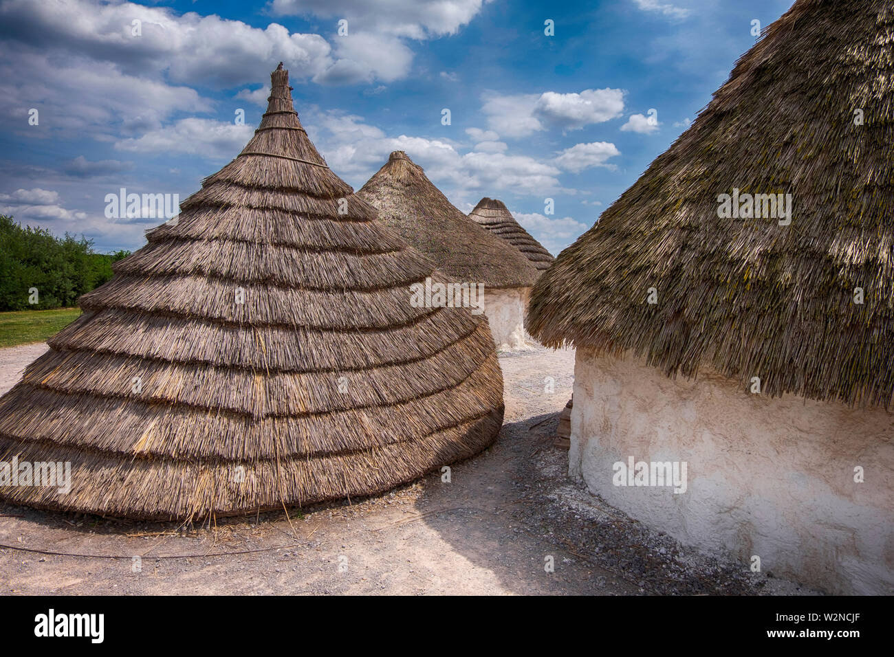 Neolithic Houses at the Stonehenge visitor centre Stonehenge near ...