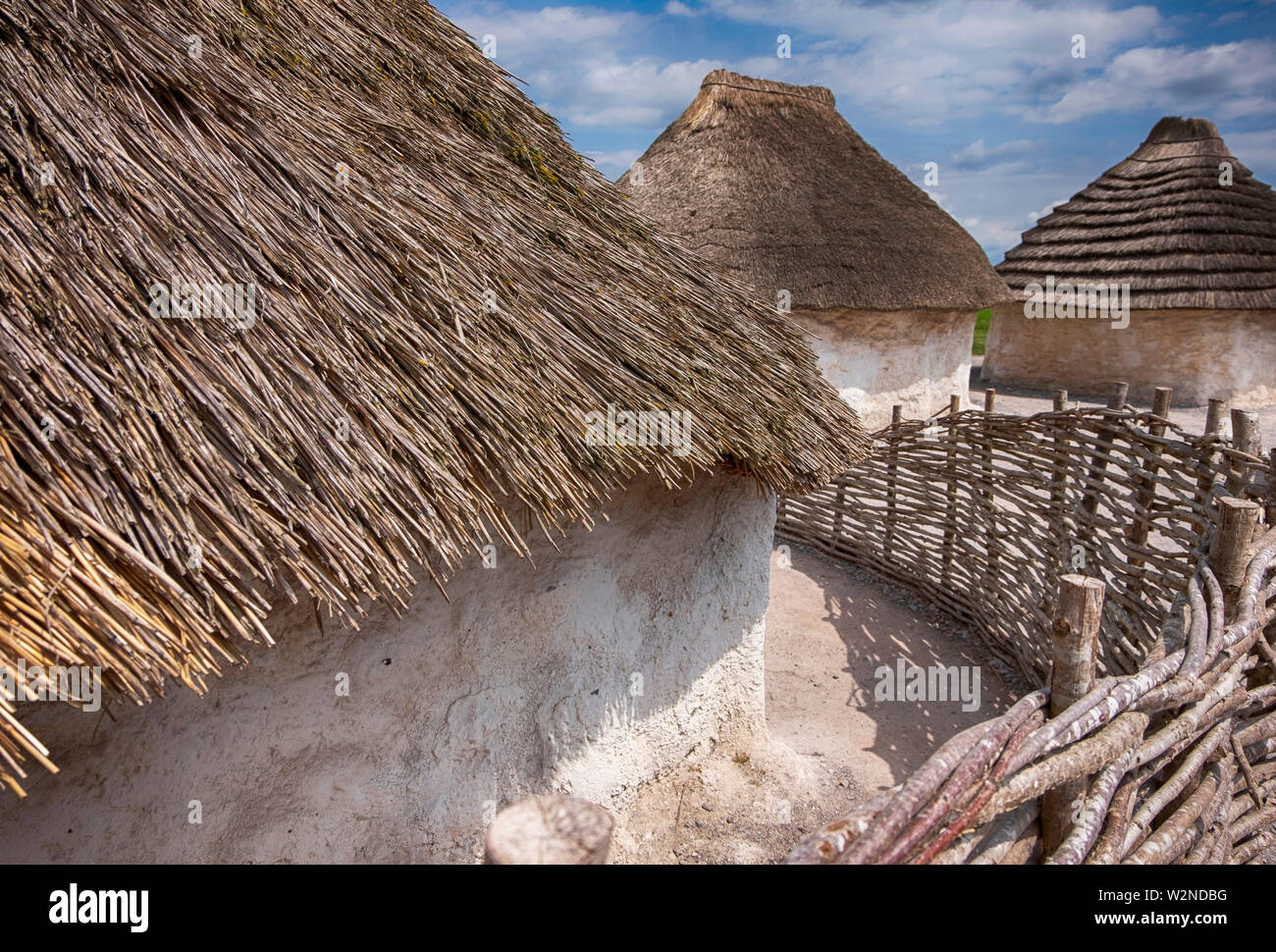 Neolithic thatched huts at stonehenge hi-res stock photography and ...