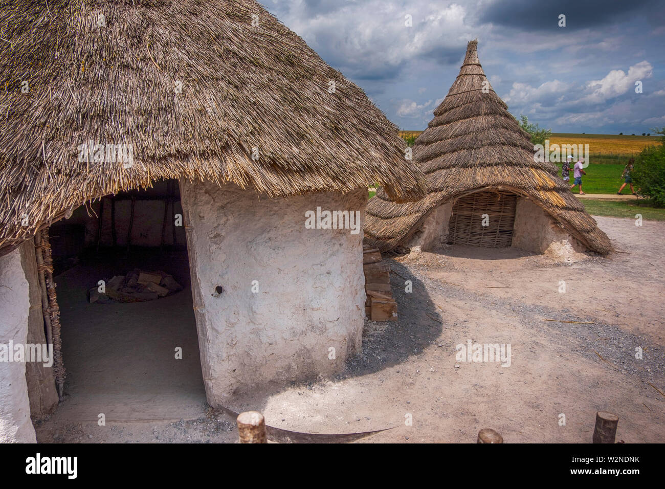 Neolithic thatched huts at stonehenge hi-res stock photography and ...