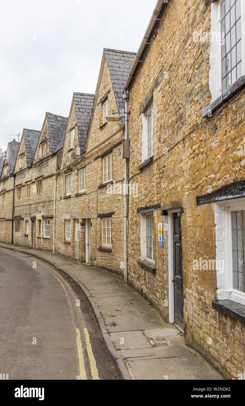 Street view of a row of traditional Cotswold stone cottages in ...