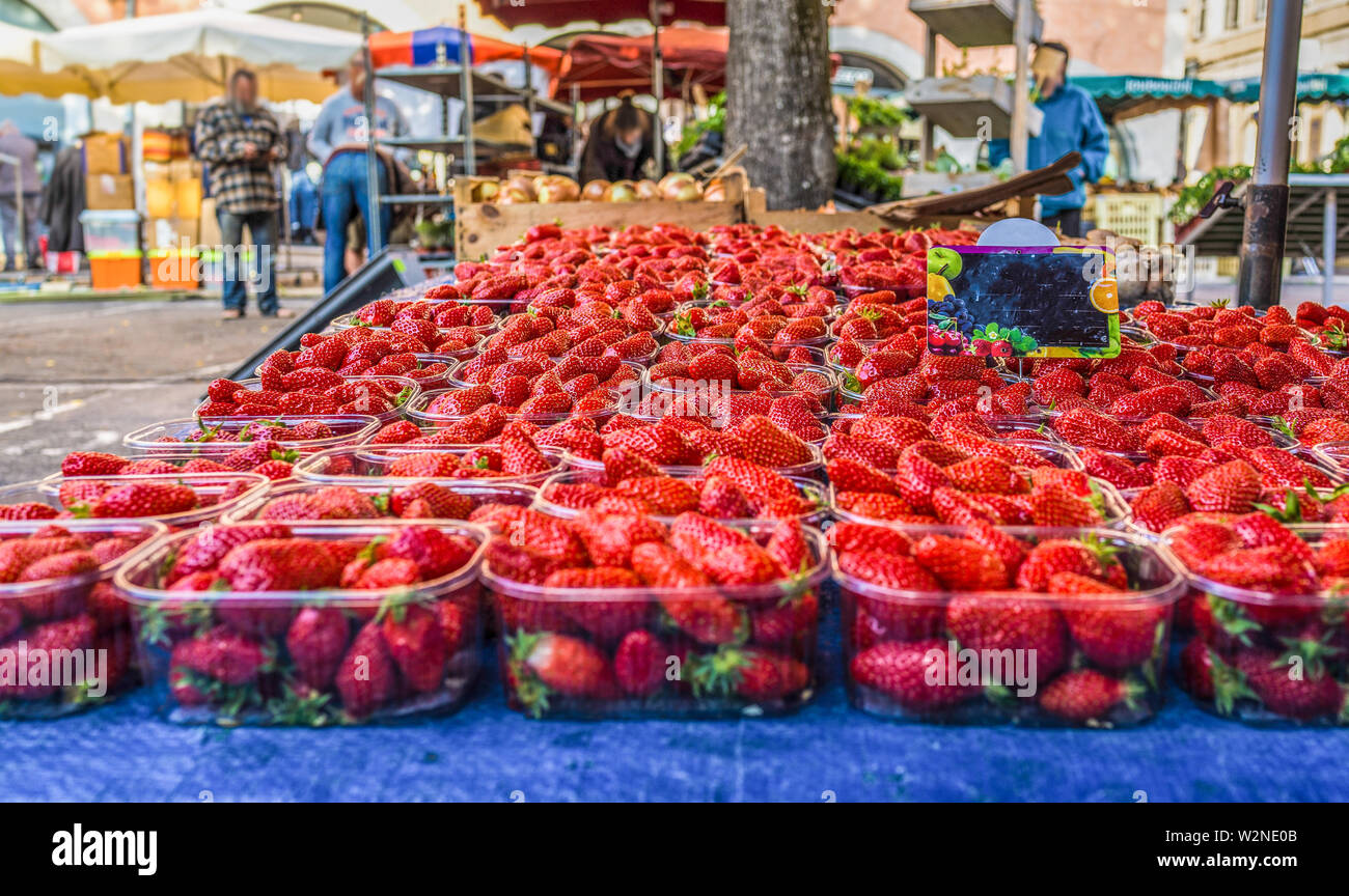 Strawberry display hi-res stock photography and images - Alamy