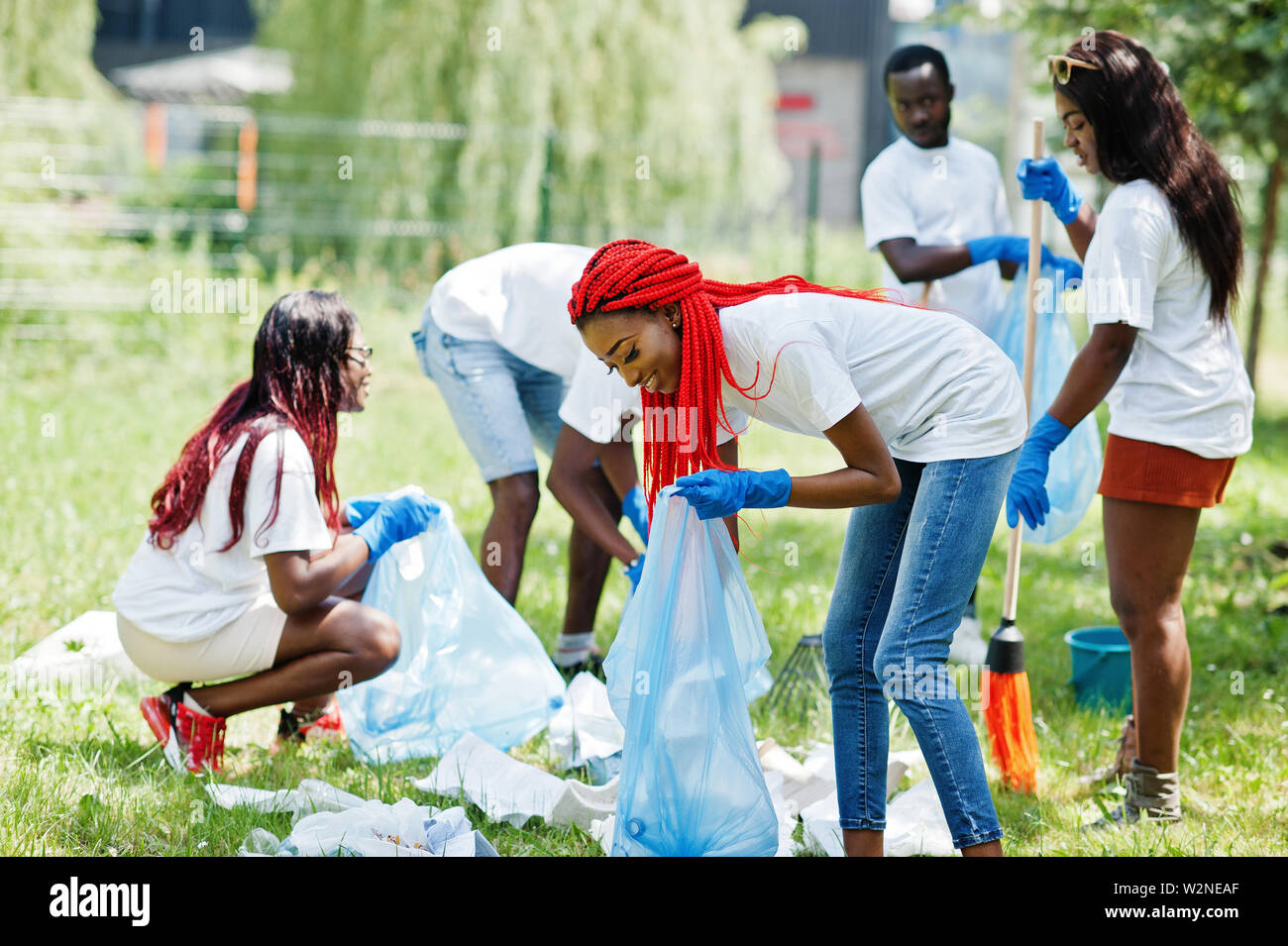 Africa volunteer cleaning hi-res stock photography and images - Alamy