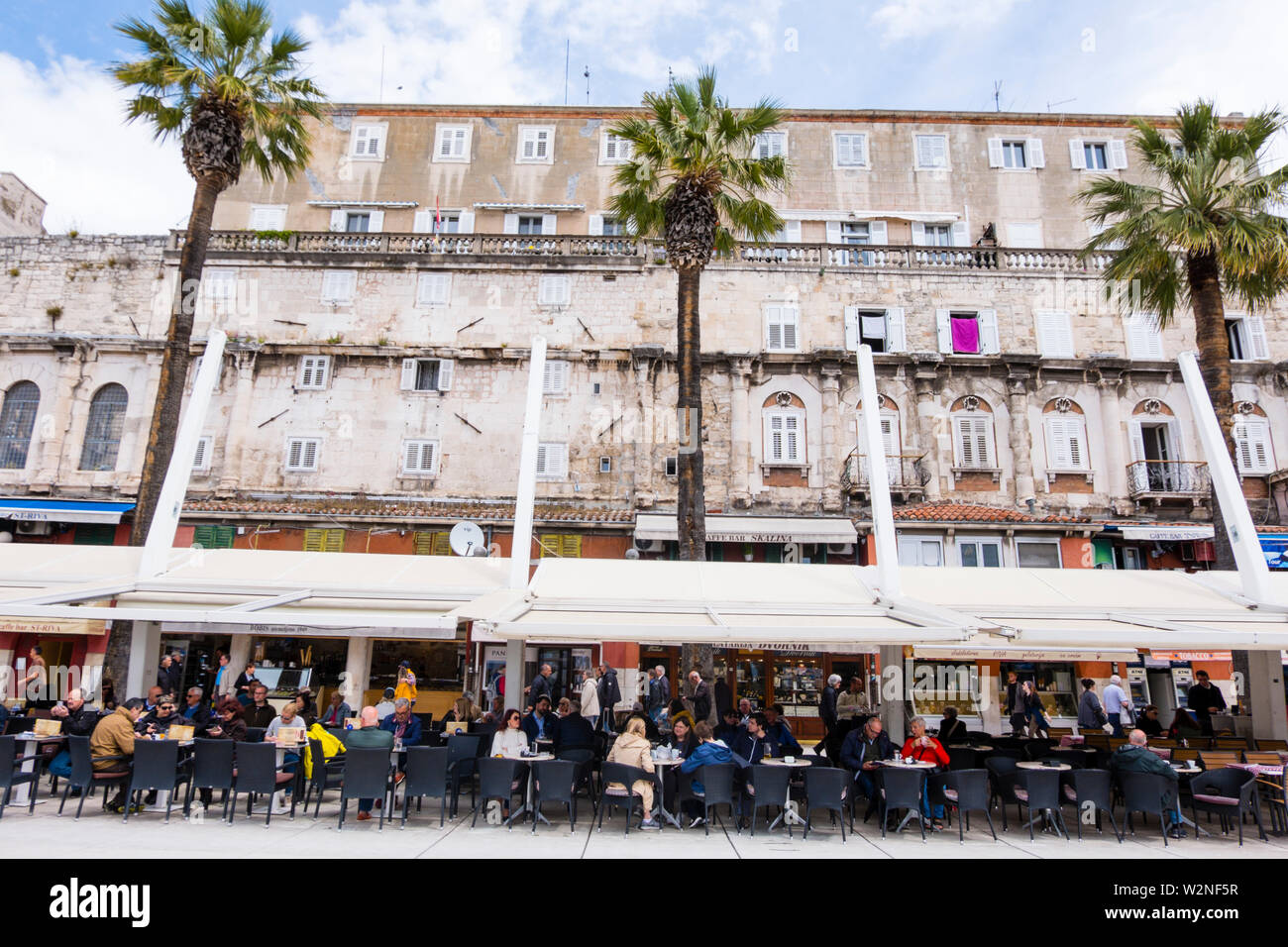 Cafes and terraces hi-res stock photography and images - Alamy