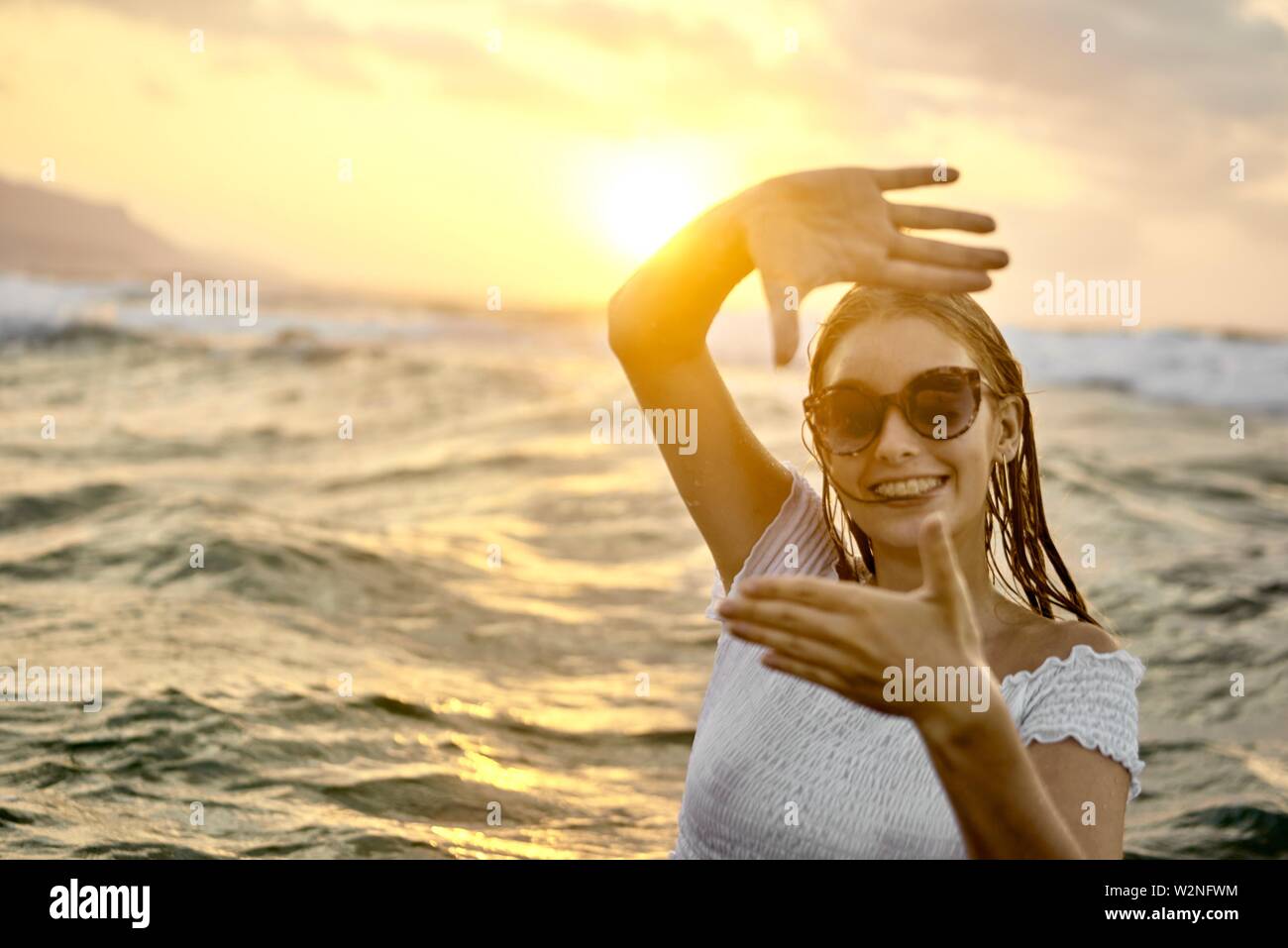 Hands framing an image hi-res stock photography and images - Alamy