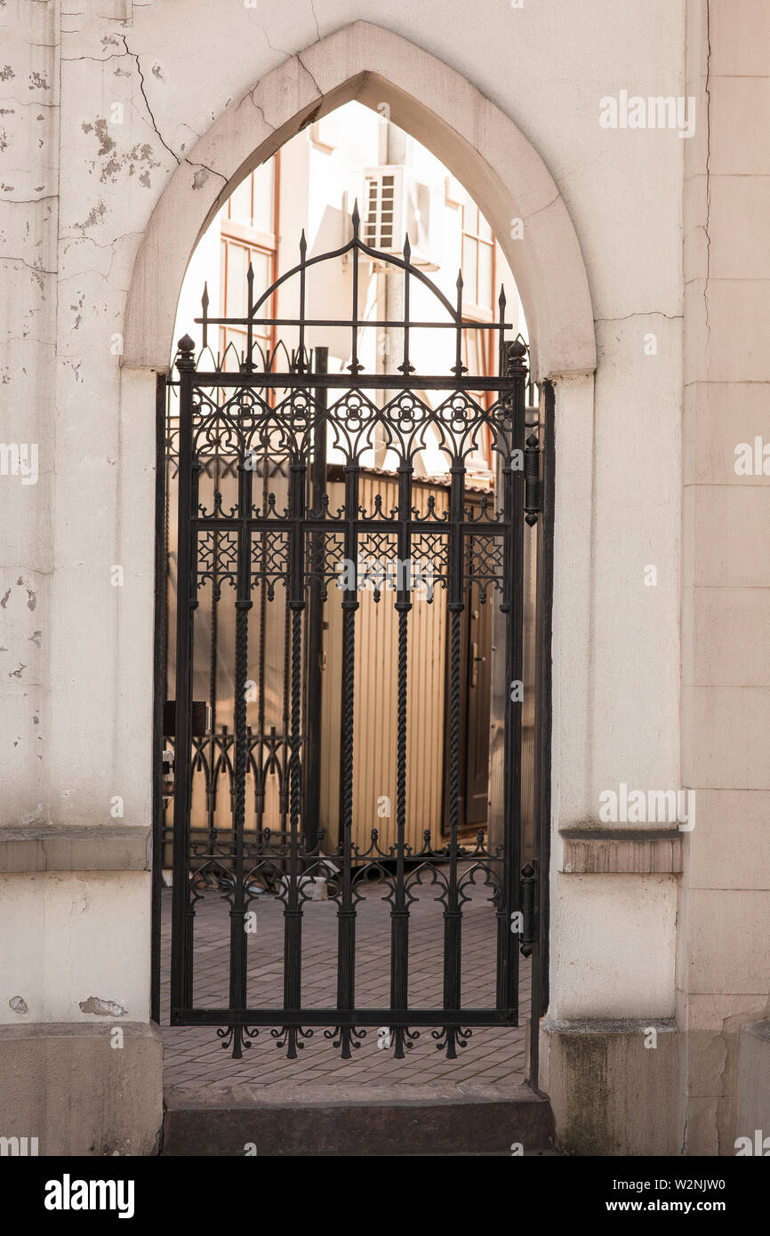 Old palace entrance gate door hi-res stock photography and images - Alamy