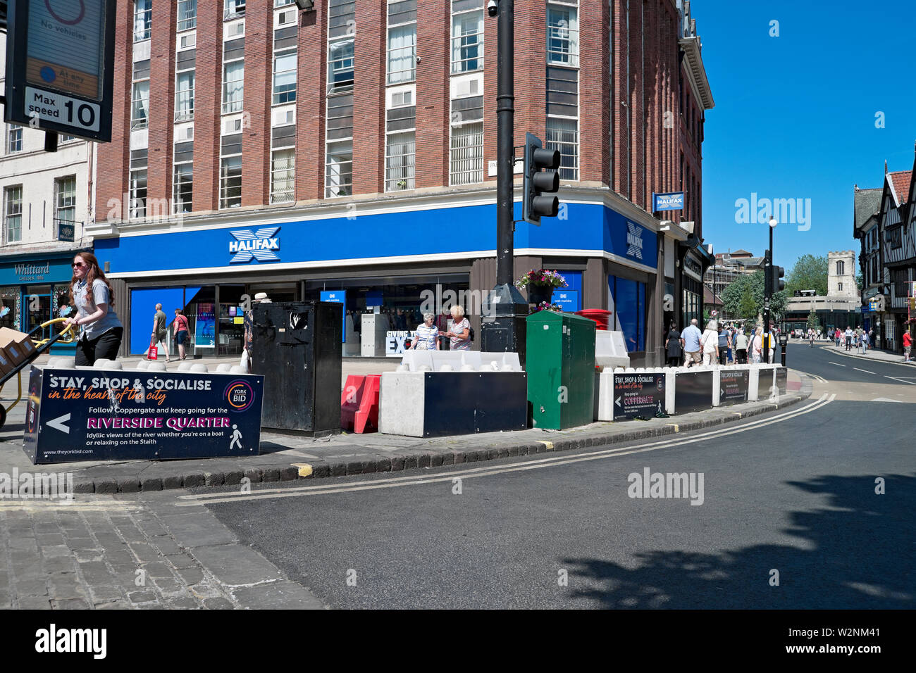Anti terrorist security barrier hi-res stock photography and images - Alamy