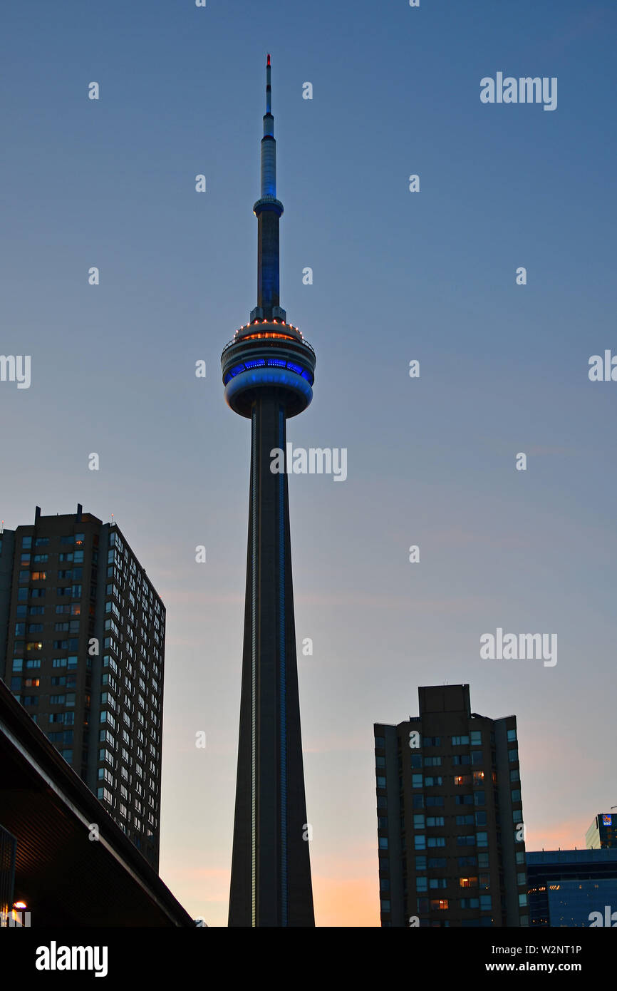 View of the CN Tower and Toronto skyline at twilight Stock Photo - Alamy