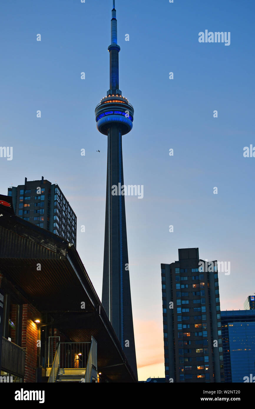 View of the CN Tower and Toronto skyline at twilight Stock Photo - Alamy