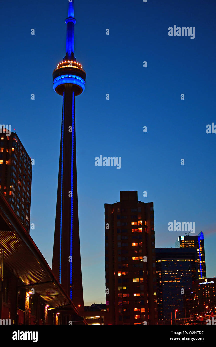 View of the CN Tower and Toronto skyline at twilight Stock Photo - Alamy