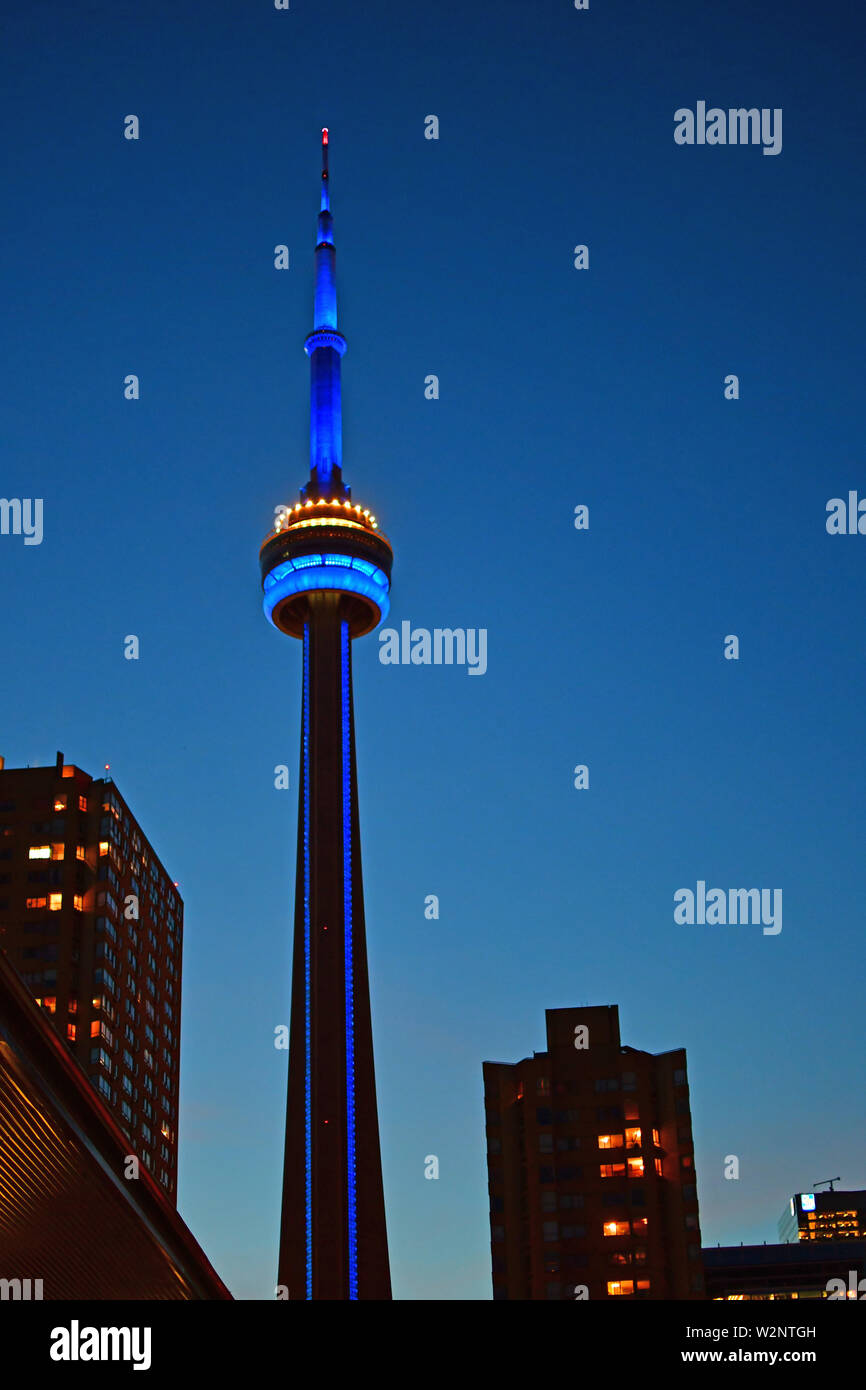 View of the CN Tower and Toronto skyline at twilight Stock Photo - Alamy