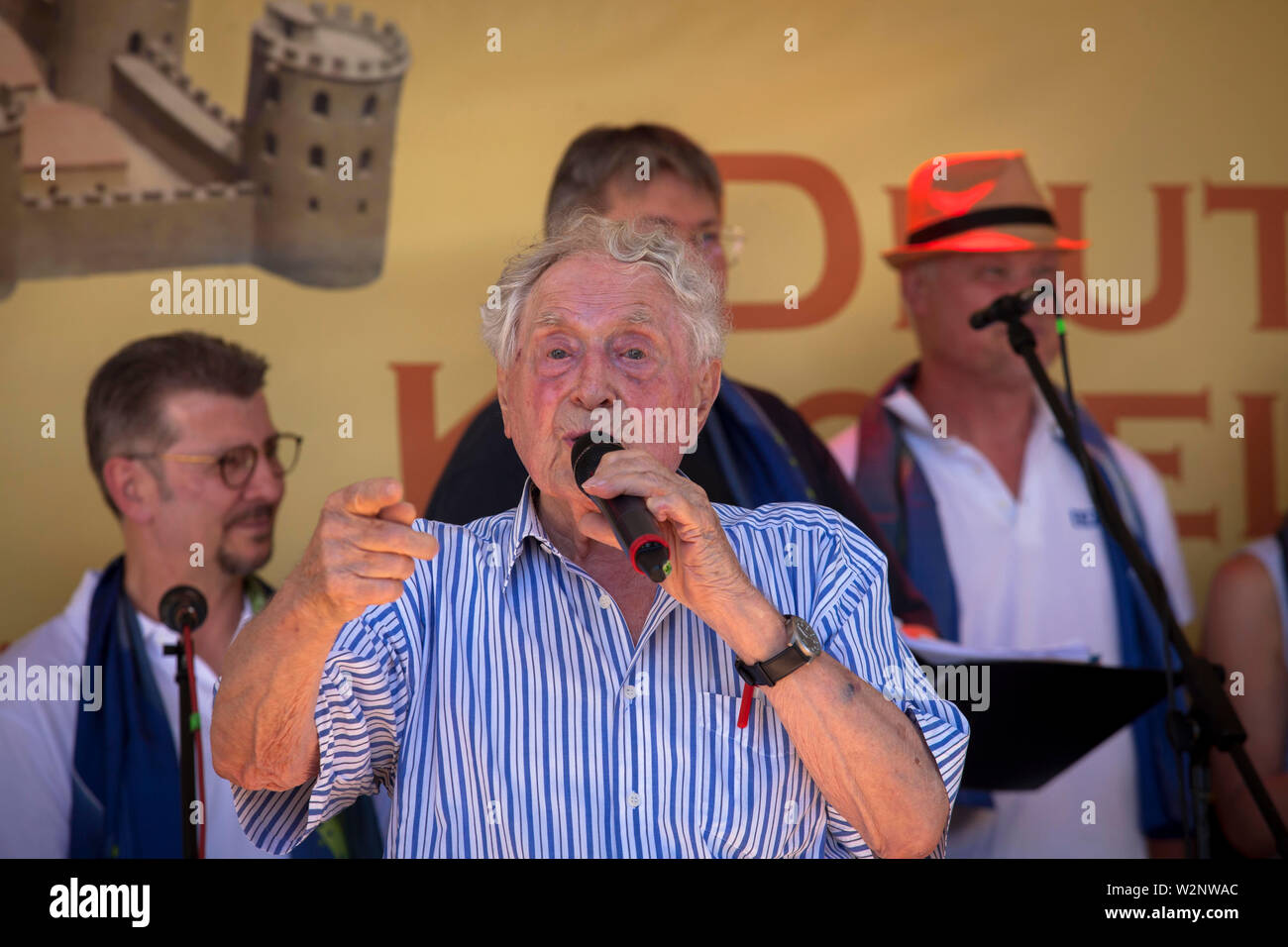 the 93 year old singer Ludwig Sebus at a gig in the district Deutz ... the 93 year old singer Ludwig Sebus at a gig in the district Deutz ...