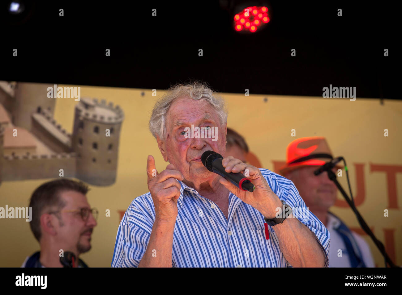 the 93 year old singer Ludwig Sebus at a gig in the district Deutz ... the 93 year old singer Ludwig Sebus at a gig in the district Deutz ...