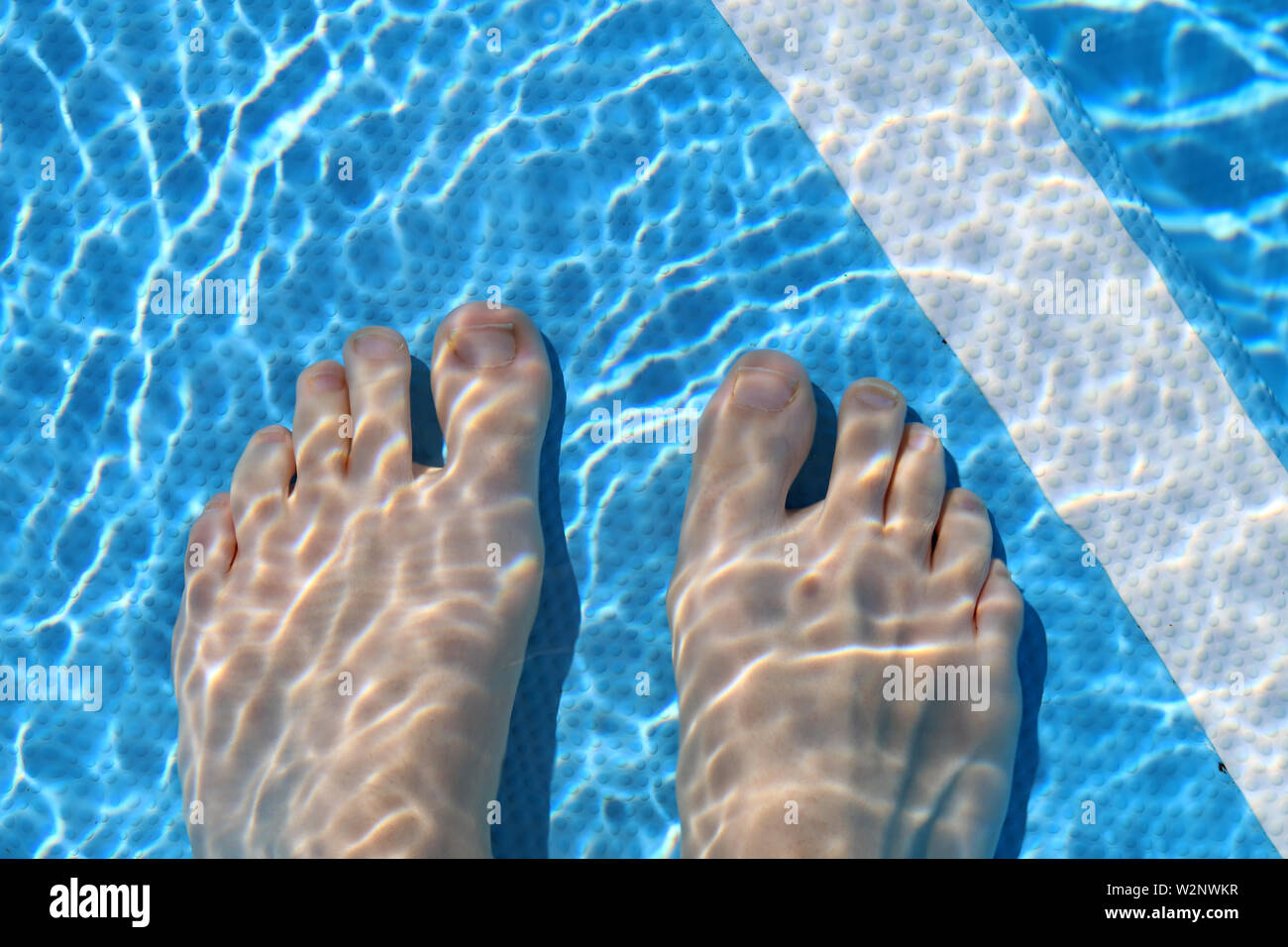 Feet in a swimming pool underwater hi-res stock photography and images ...