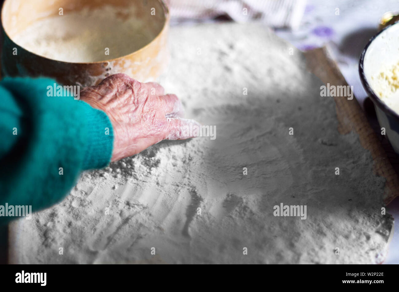 Sieving the flour hi-res stock photography and images - Alamy