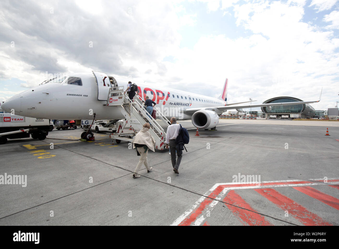 Apron flight hi-res stock photography and images - Alamy