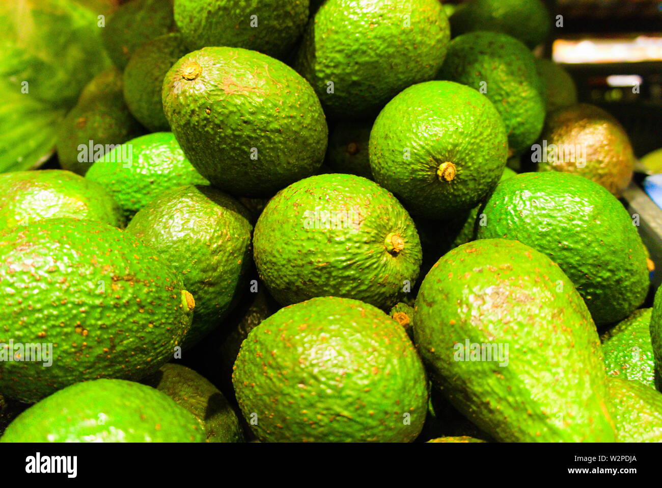 healthy green and ripe avocados in the supermarket Stock Photo - Alamy