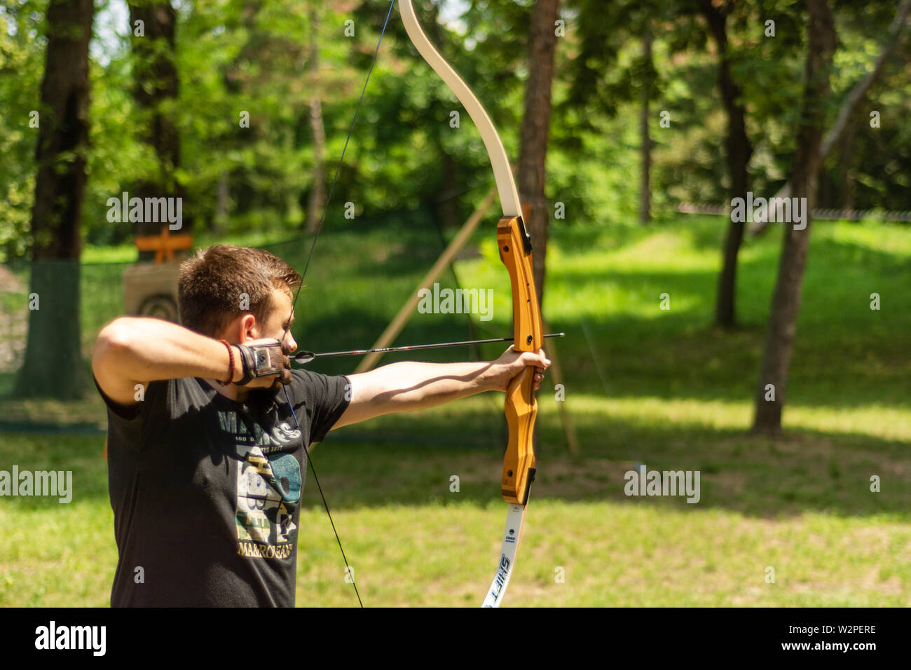 Medieval costume shooting bow and arrow hi-res stock photography and ...